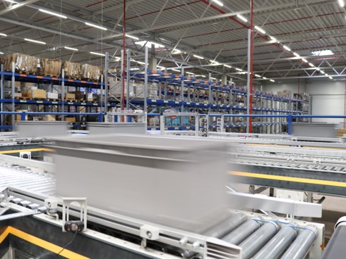 Automatisches Kleinteilelager mit Kommissionierstrecke zum schnellen ...